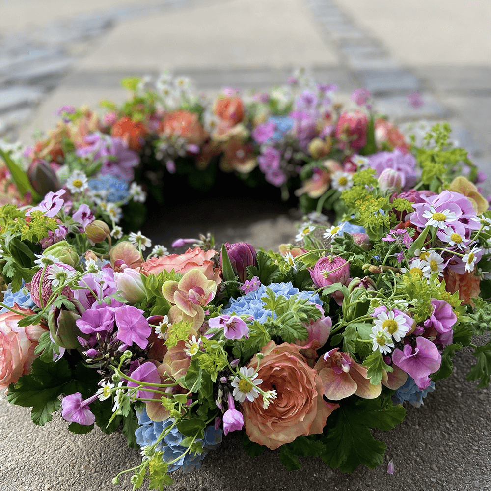 Krans i pastelfarve med roser og sommerblomster » Blomsterbinderiet ...